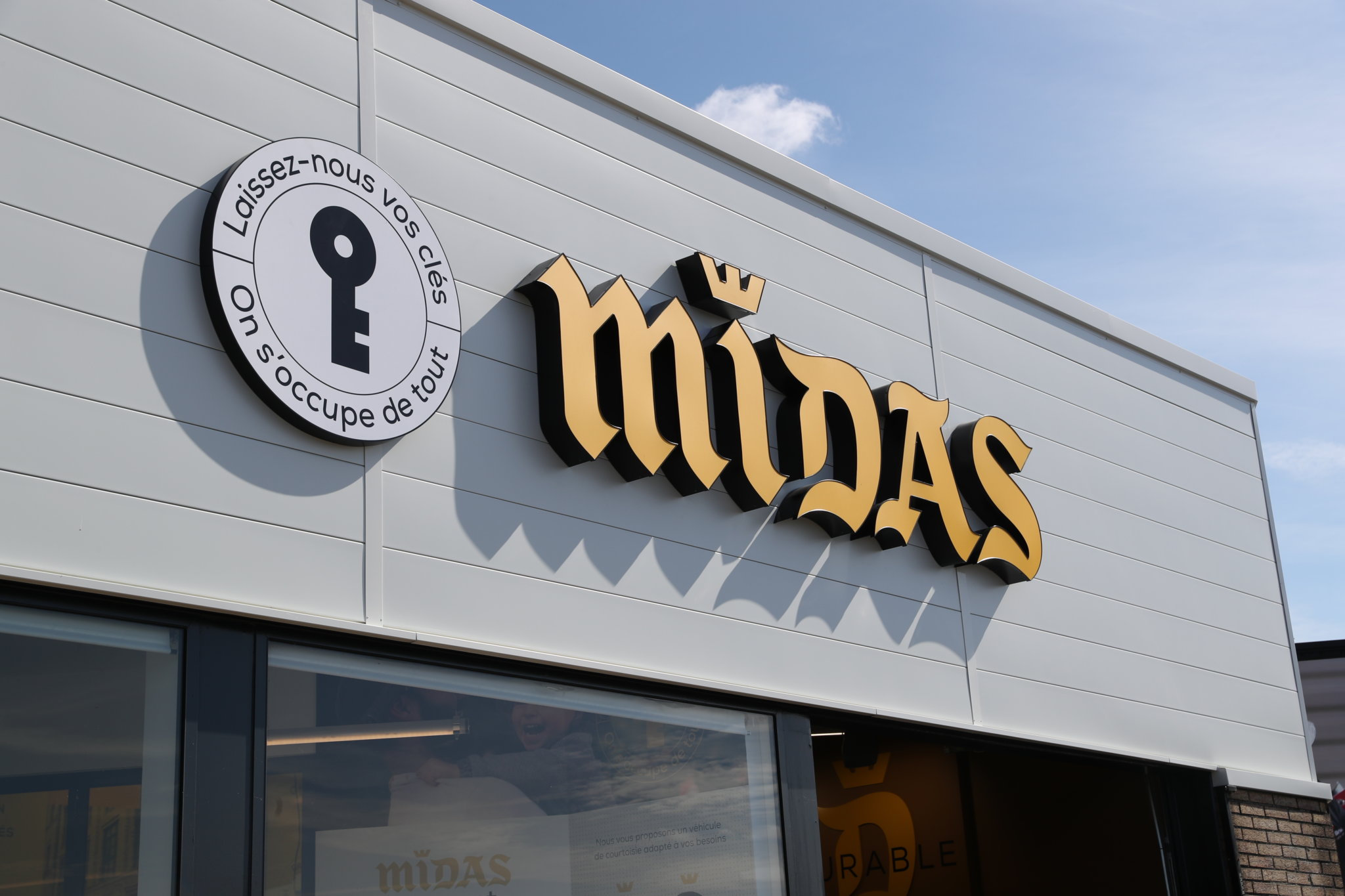 How Midas Uses Automotive Center Digital Signage | Yodeck